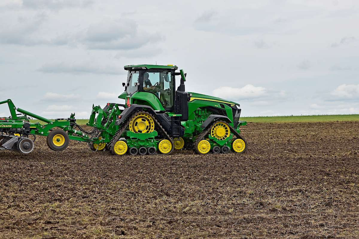 Video: John Deere 8 RX mit vier Bandlaufwerken | LU-Web